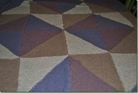 mias hemmaliv: Stickad pläd med fyrkanter..